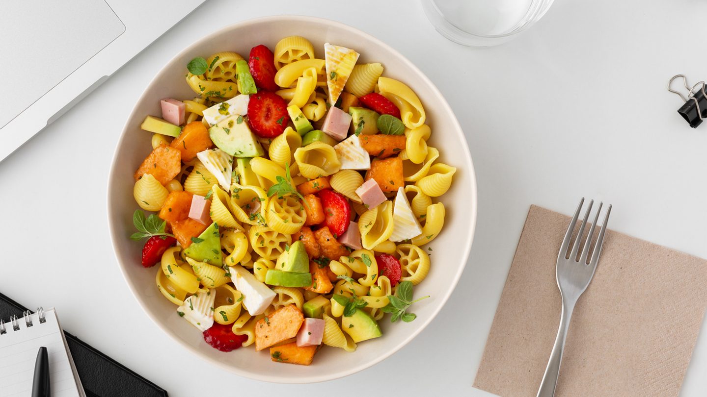 Insalatonde con avocado, fragole, melone marinato, primosale ...