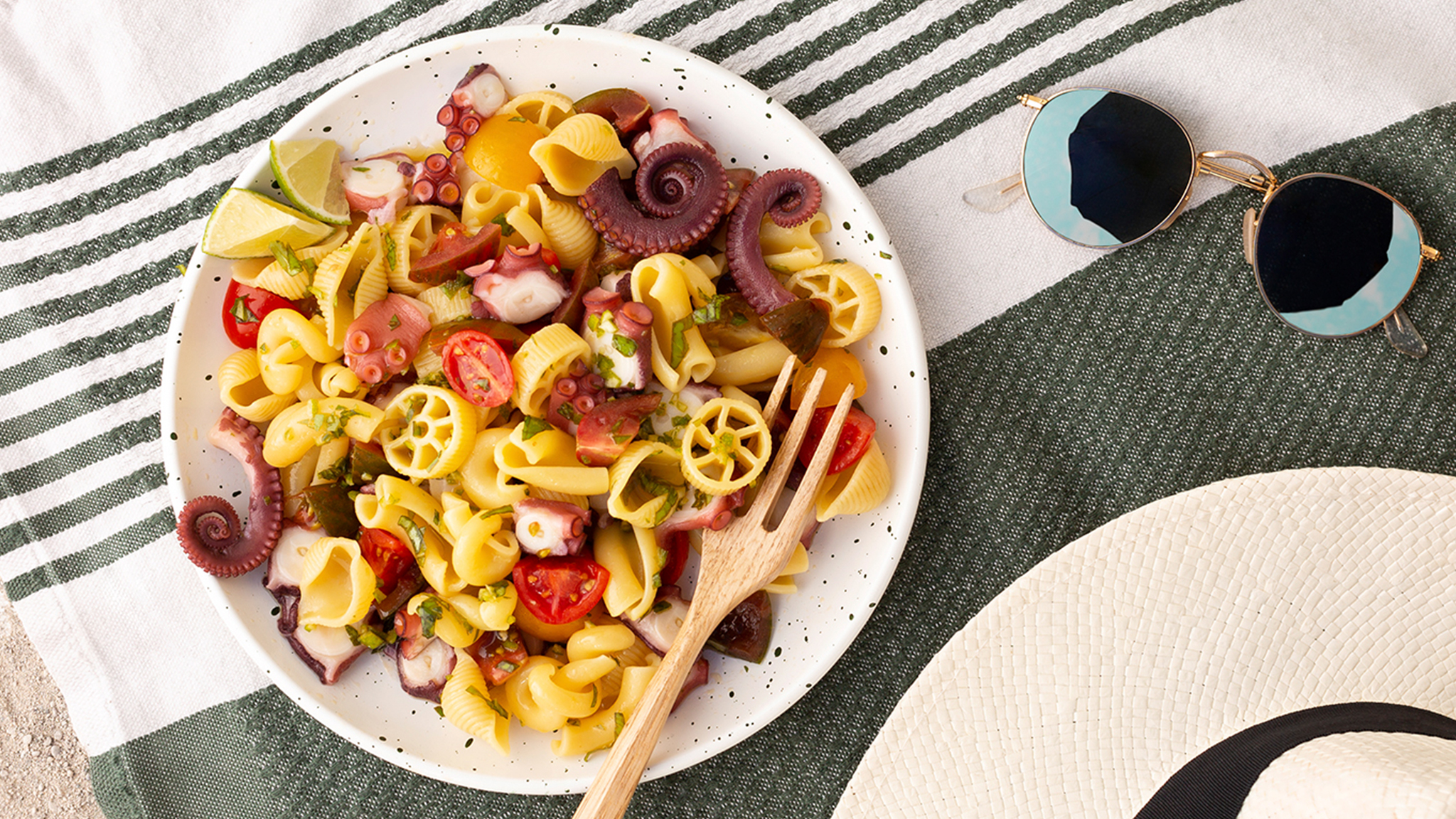 Insalatonde con pomodoro crudo, polpo e trito aromatico di lime e ...